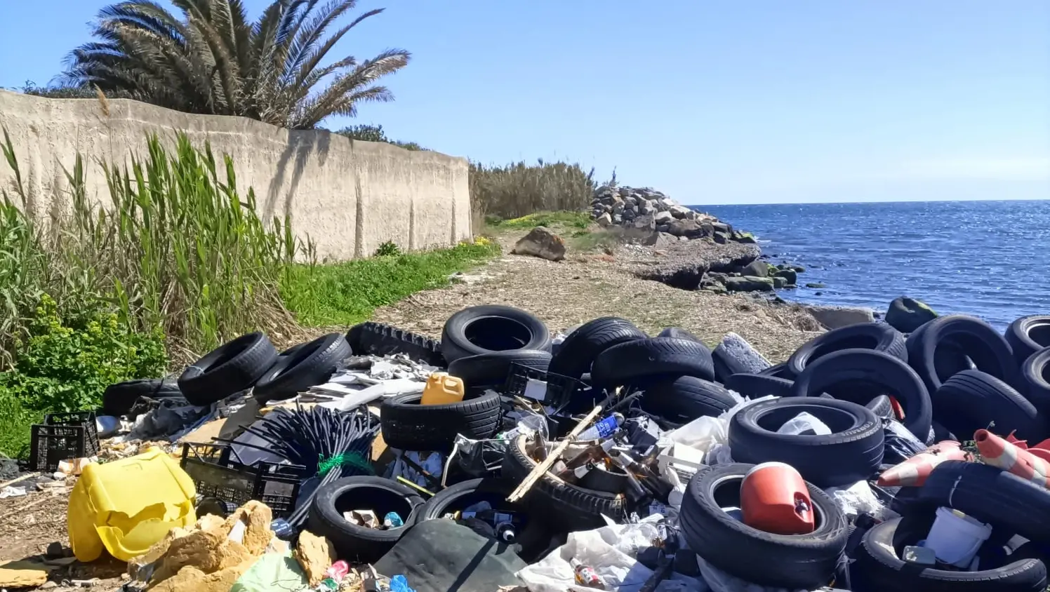 «Quartu Sant’Elena, spettacolo indecente in spiaggia»