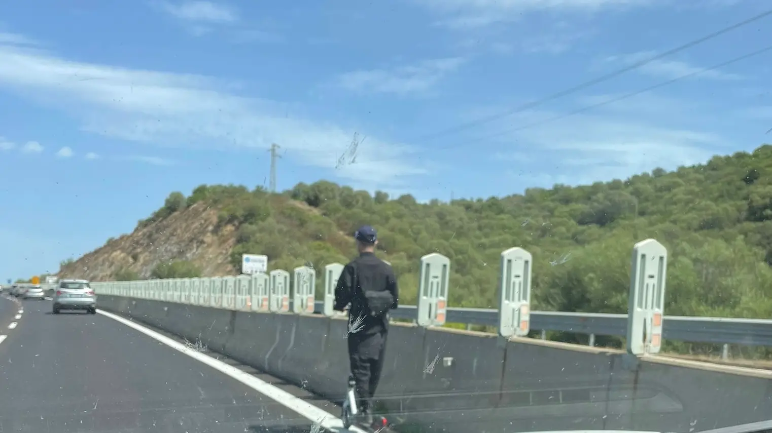 Col monopattino sulla superstrada da Budoni a San Teodoro