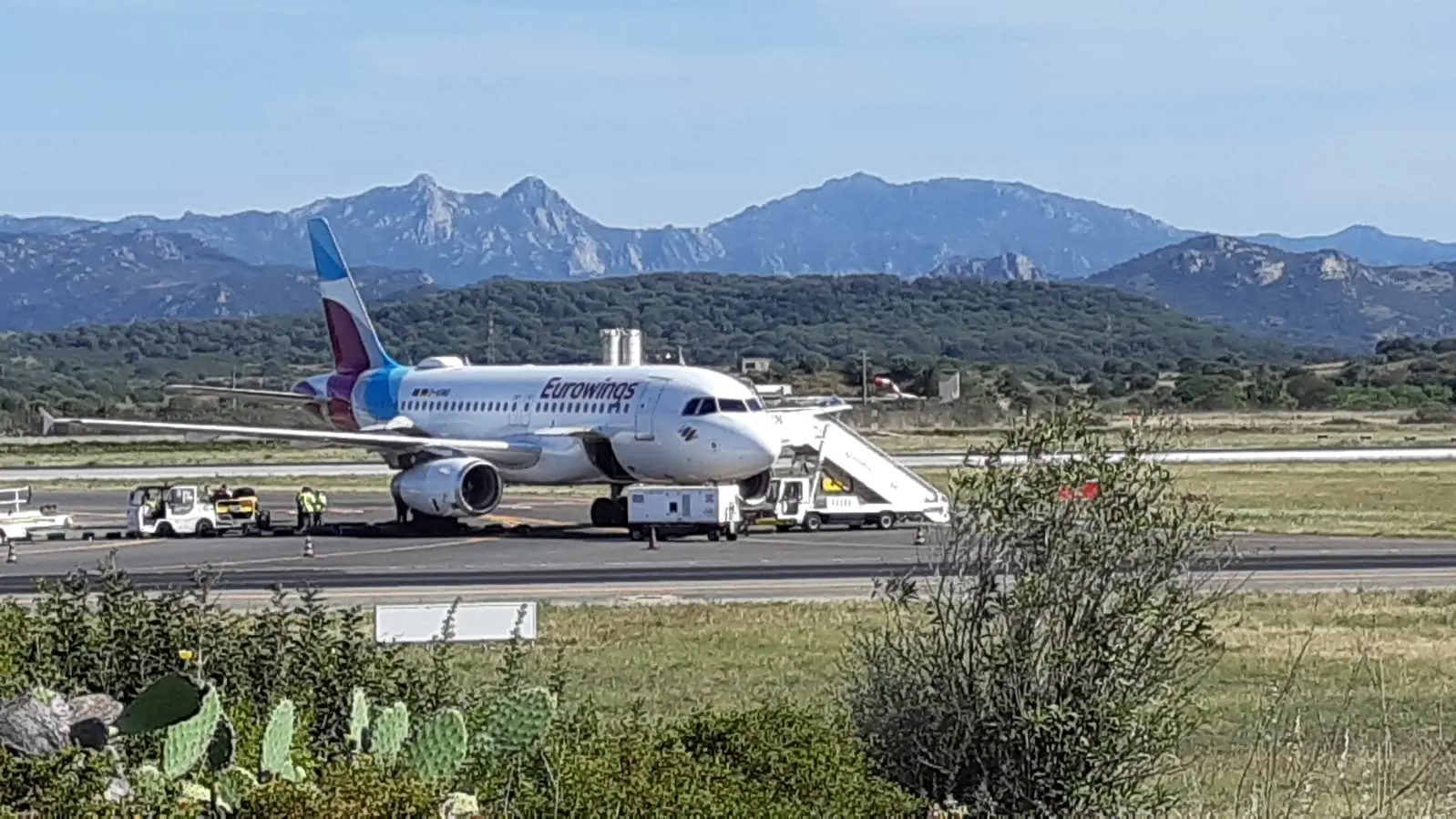 Olbia, Bombenalarm im Flugzeug: Passagiere evakuiert und Kontrollen auf ...