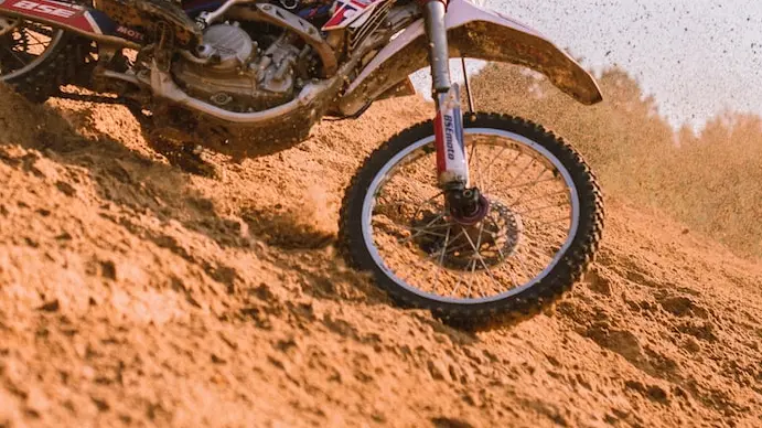 Falls during motocross tests: 45-year-old transferred to Brotzu by air ...