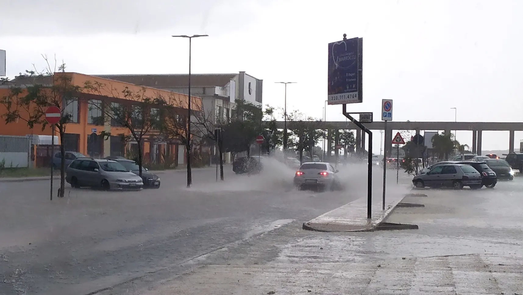 Forte acquazzone si abbatte su Carbonia, numerose strade allagate e disagi