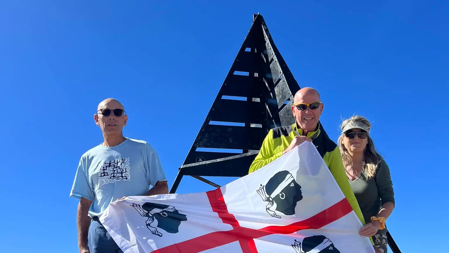 The flag of the Four Moors soars above 4000 meters: three Sardinians ...