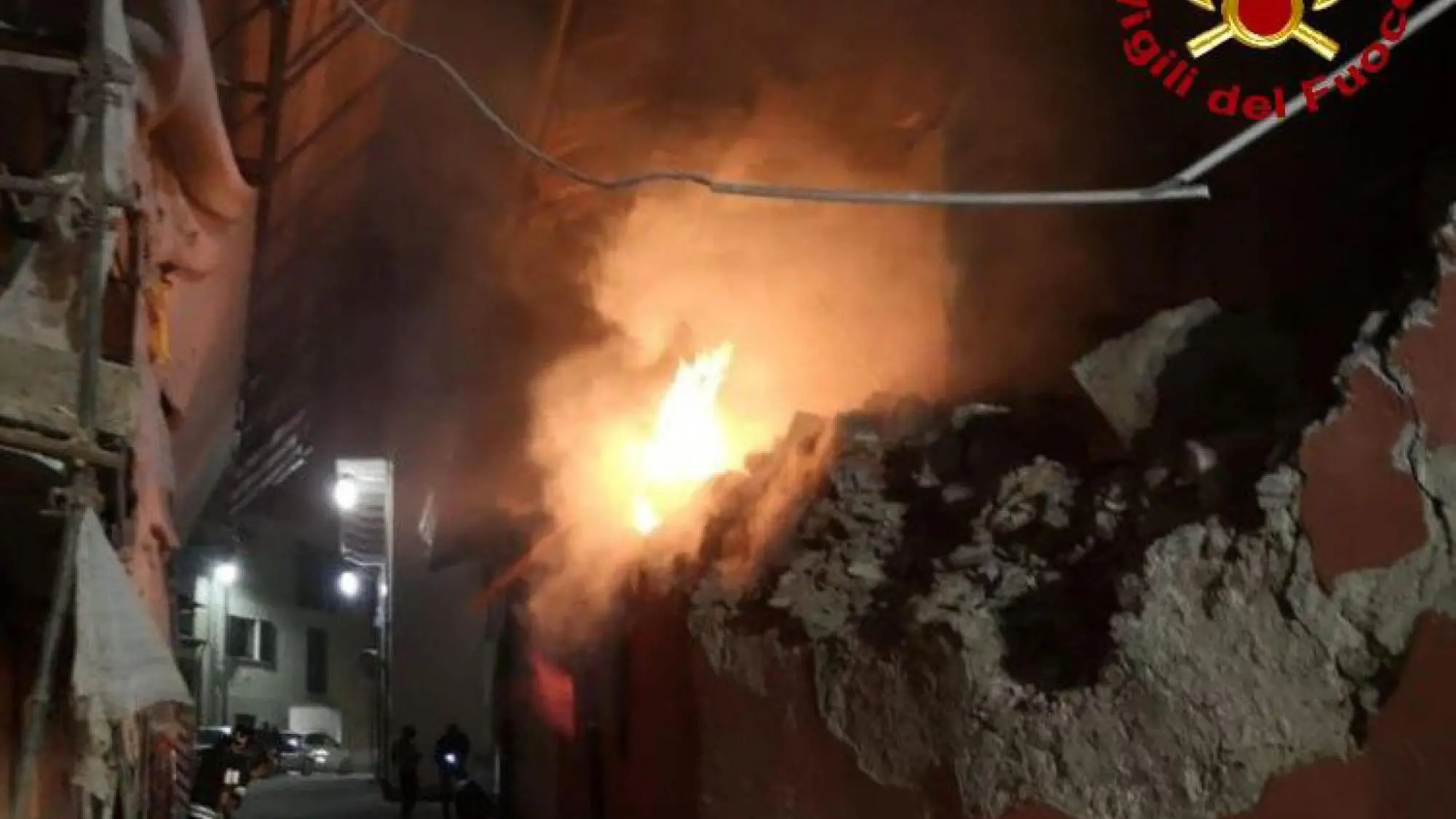 Gas cylinder explodes and part of building collapses: one victim under ...