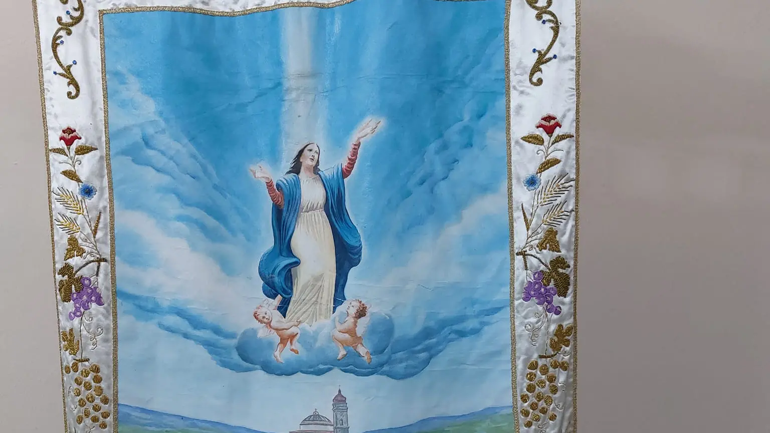 Palio di Santa Maria: the banner symbolizing the triumph delivered to ...