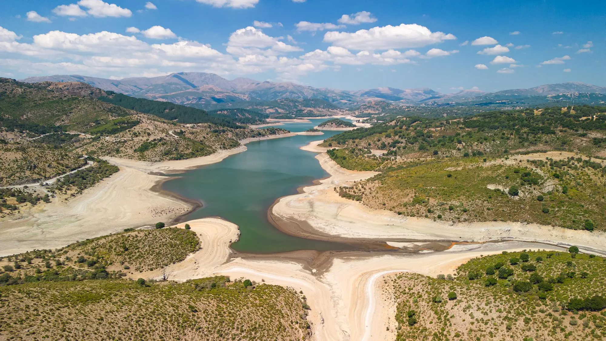 Drought and waste, Sardinia is thirsty: tight to save the summer