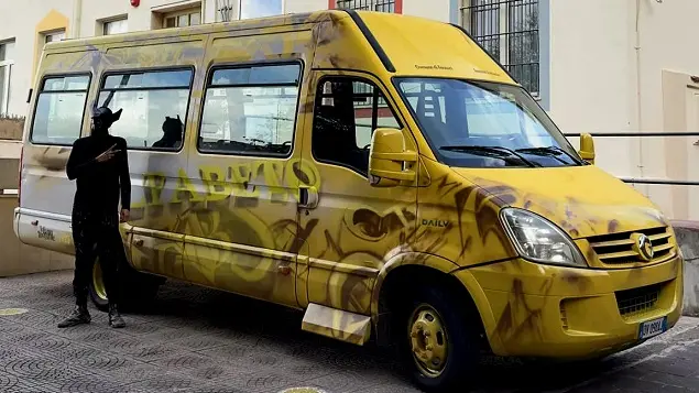Sennori, the municipal school bus signed Manu Invisible arrives