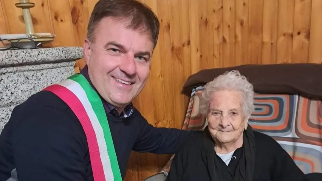 Monti festeggia i 105 anni di zia Salvatorica: gli auguri del sindaco