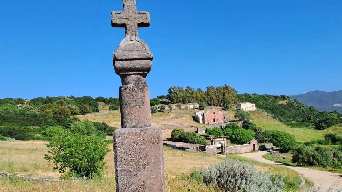 Sedilo, riposizionata la storica croce a “Su Frontigheddu”