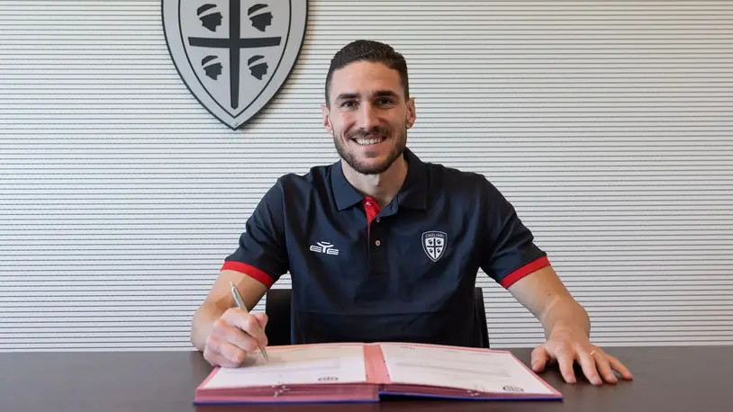 Azzi ha firmato: è del Cagliari fino al 2025