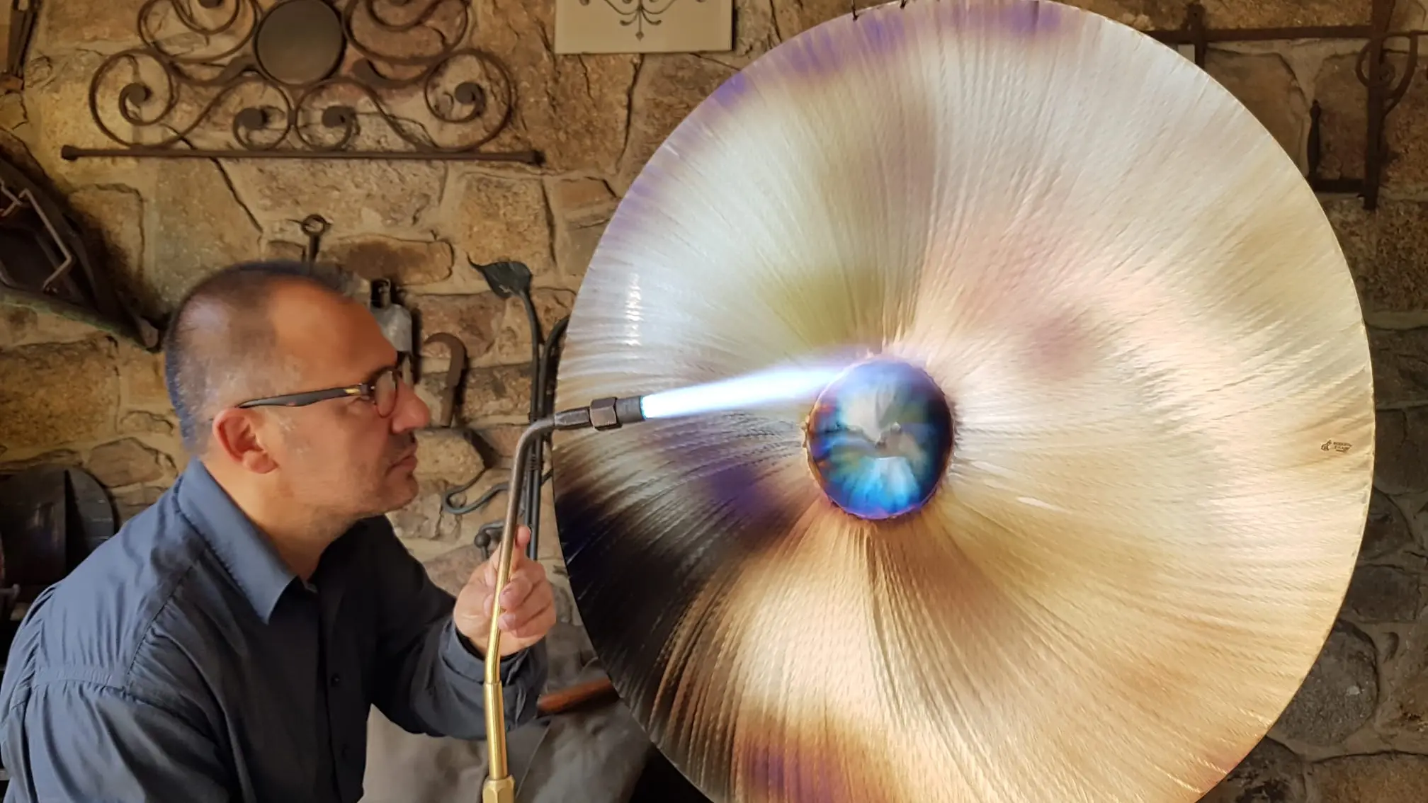 La storia di Roberto Ziranu: il fabbro-scultore di Orani che ha ...