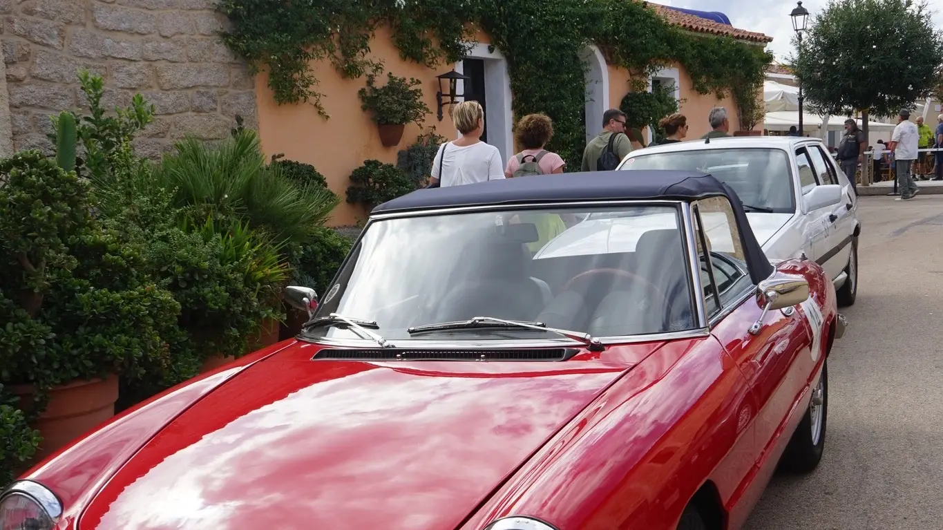 Wheels in history, a catwalk of exclusive cars in Oristano