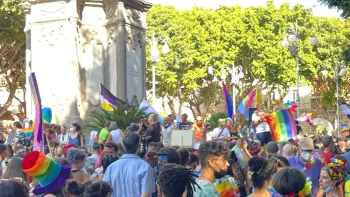 Gay pride, in 2mila per le strade di Cagliari: tra Raffaella Carrà e ...