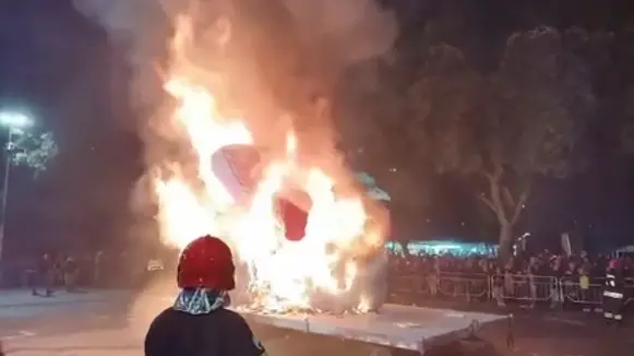 Il rogo di re Giorgio, i carri, musica e balli: gran festa al Carnevale ...