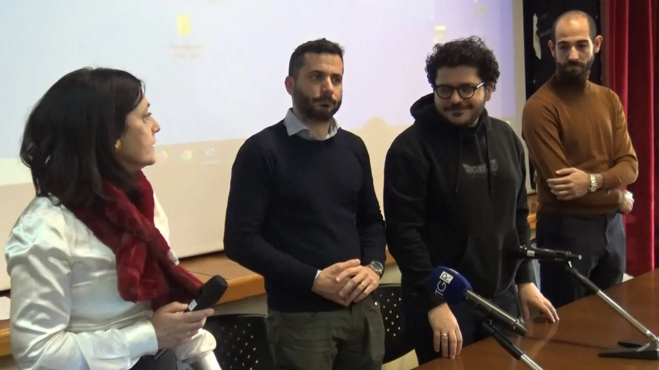 Patrick Zaki per la prima volta in Sardegna: «Dobbiamo sostenere la causa di Ilaria Salis» - L ...