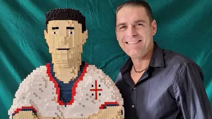A bust with 12 thousand Lego bricks to pay homage to Gigi Riva on the ...
