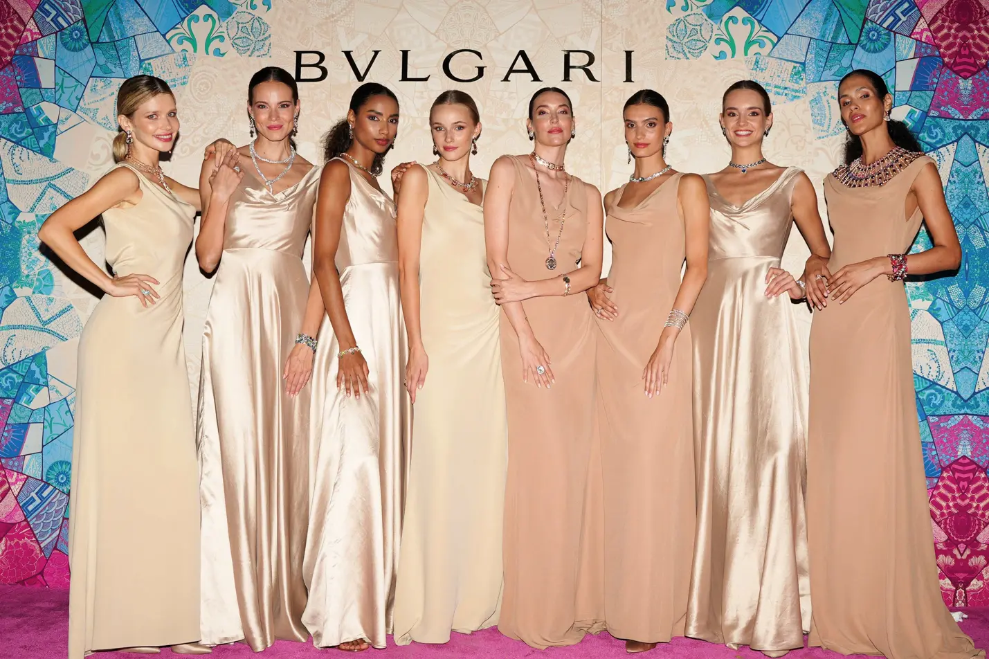 宝格丽 (Bulgari) 在 Cala di Volpe：Serpenti 和 The Color Journey 系列高级珠宝亮相 T 台 ...