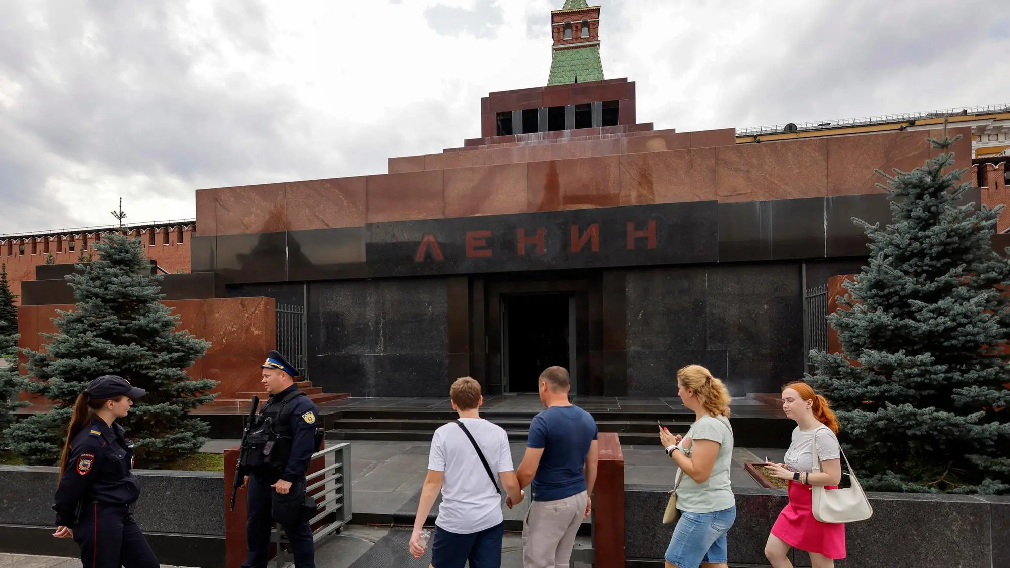 Drones over Moscow, sixth day of attacks. One crashes into a building ...