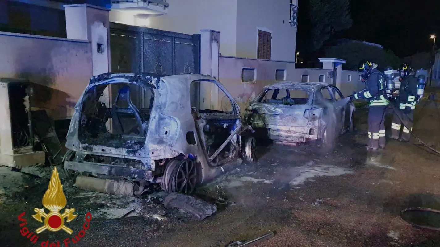 Fire inferno in Olbia: flames destroy two cars - L'Unione Sarda English