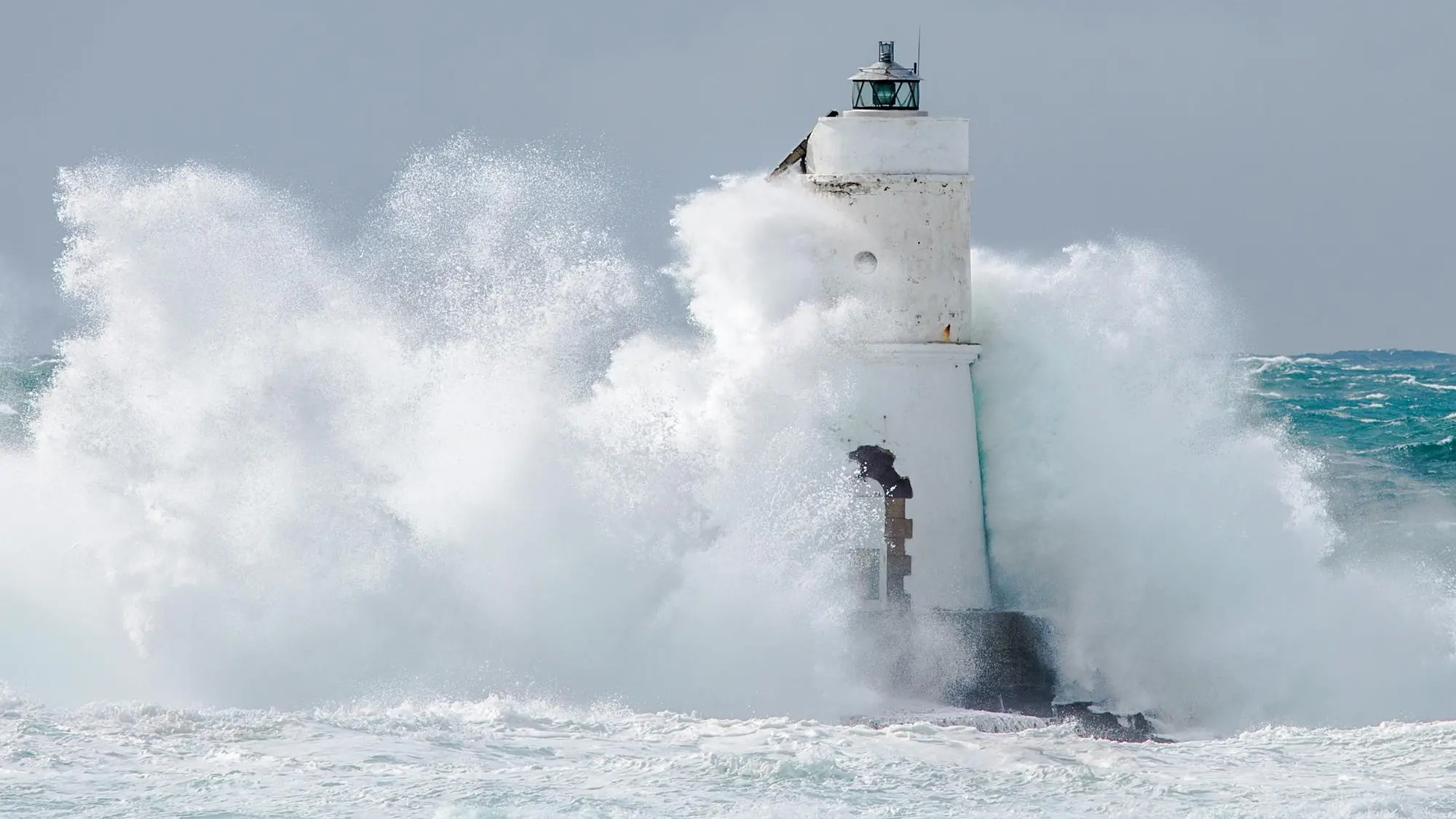Tempesta di maestrale in arrivo con onde di 6 metri: allarme in Sardegna