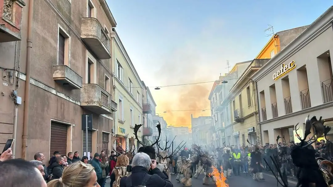 Macomer invaded by thousands of people for the parade of traditional masks