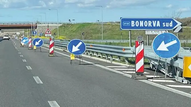 Viaggio sulla Statale 131, deviazioni e code nella strada dei lavori ...