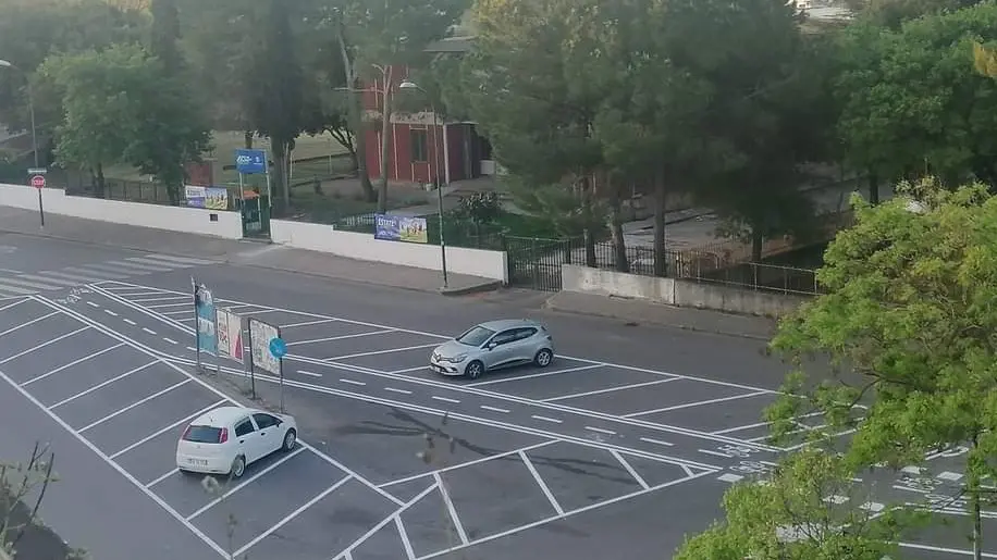 Sassari, i parcheggi “creativi” di via Cedrino fanno discutere i sassaresi