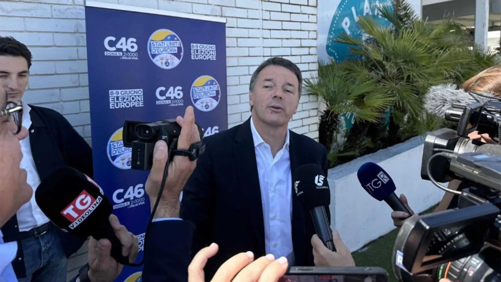 Cagliari, Renzi contestato da un bagnante: «Zitto, buffone»