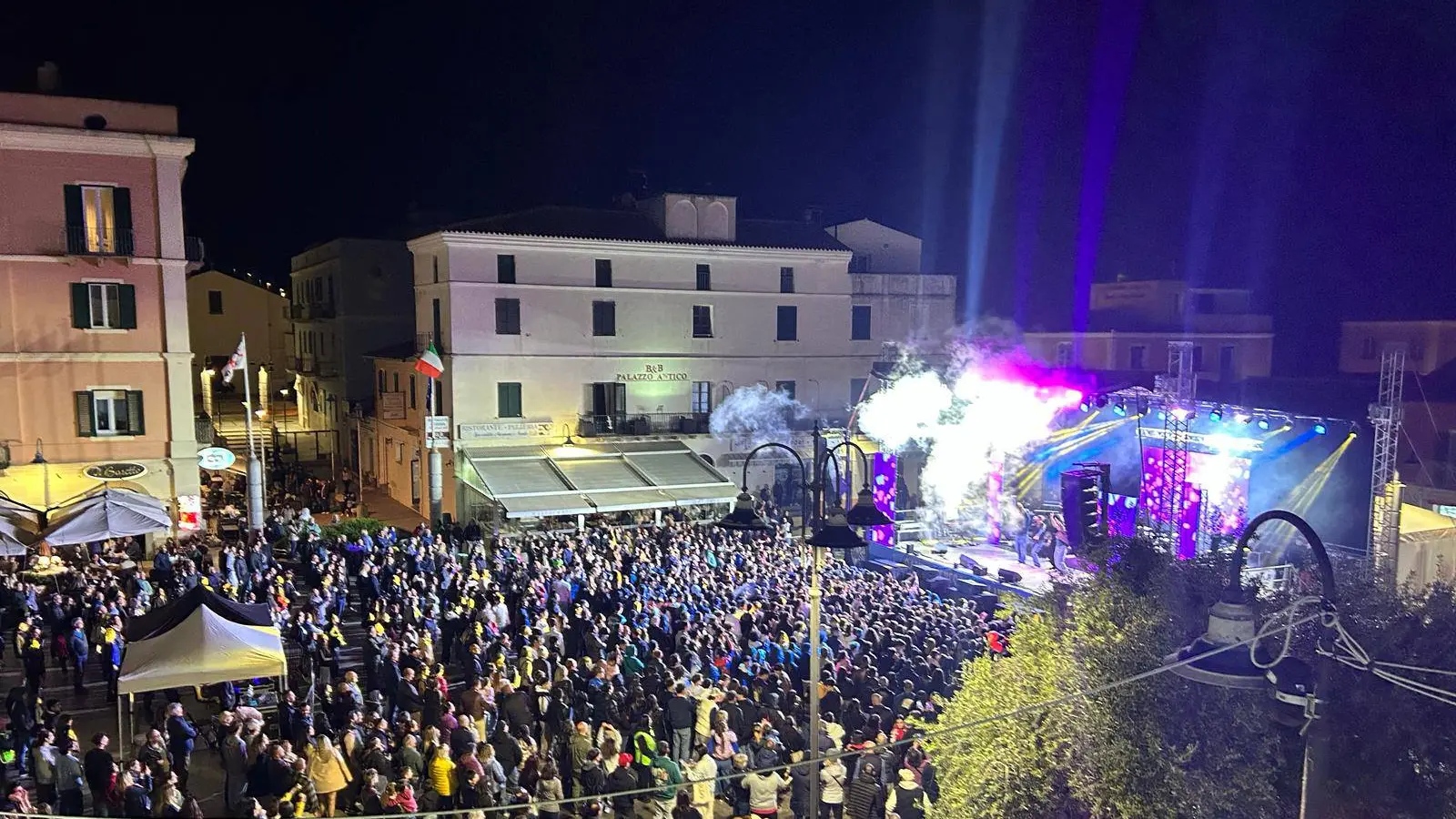 Santa Teresa Gallura, gran folla all’Easter Festival con i Coma Cose