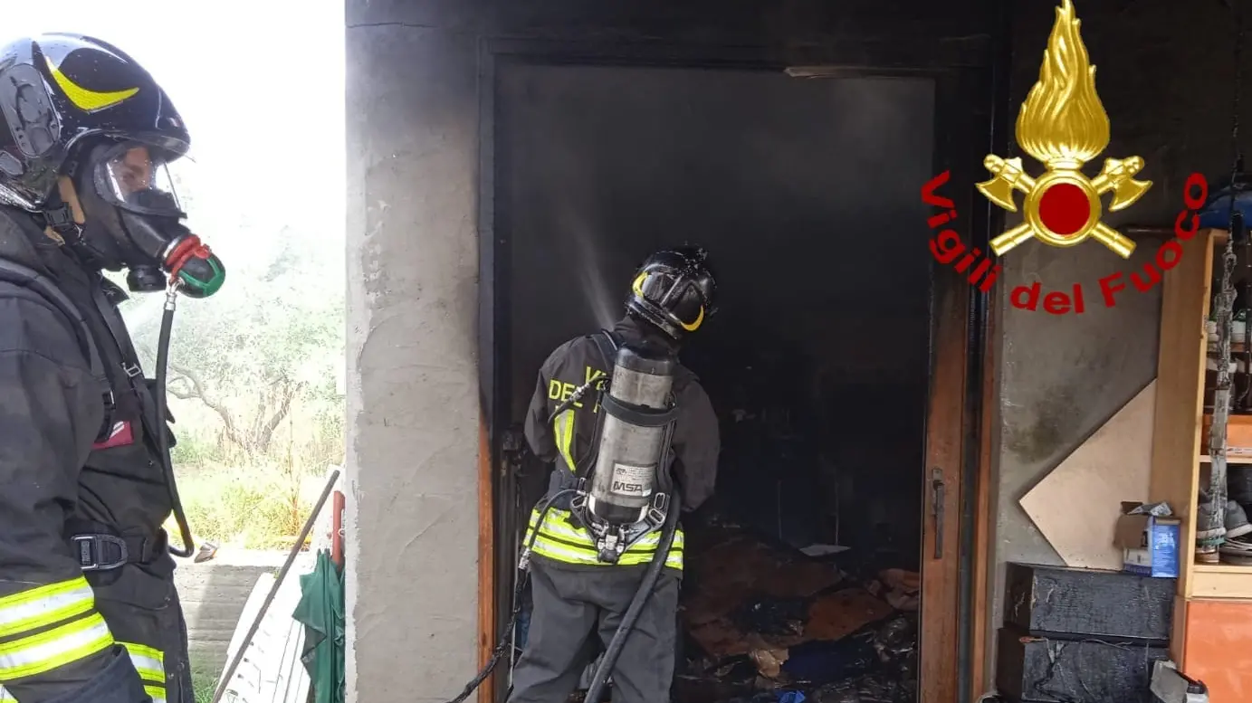 Olbia, fire in a garage: owners intoxicated - L'Unione Sarda English