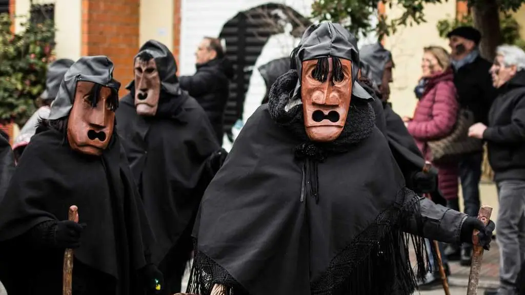 Macomer, the parade of traditional Sardinian and overseas masks opens ...