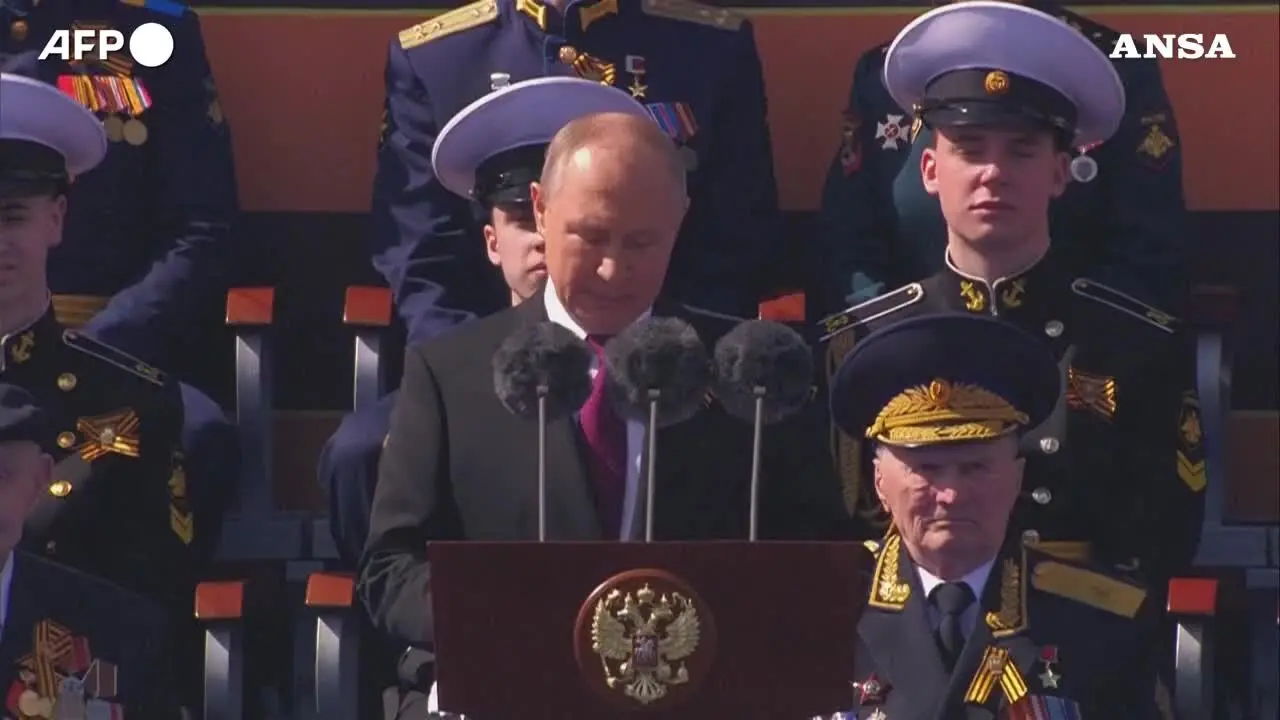 It's Victory Day, Putin at the parade on Red Square: "A real war ...