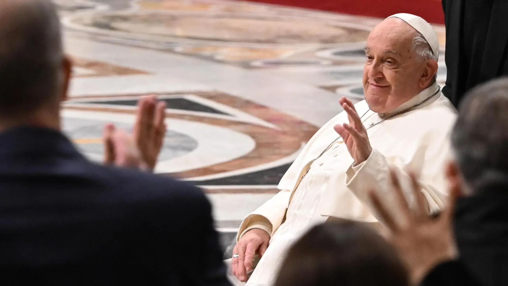 The Pope in Corsica, but bad weather stops the connection with Sardinia