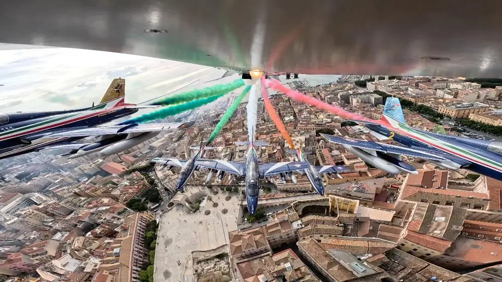 La magia delle Frecce tricolori incanta Cagliari: il video dello ...