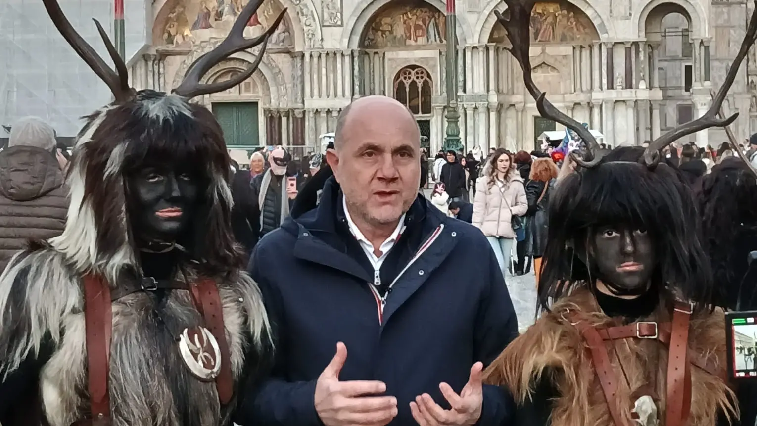 Piazza San Marco stregata dalle maschere di Neoneli
