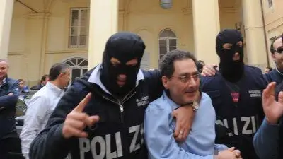 Camorra, arrestato Mario Caterino:il numero due del Clan dei Casalesi ...