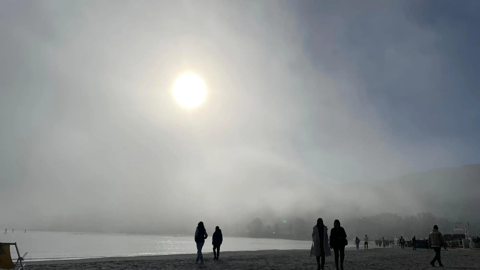 Il Poetto avvolto dalla nebbia: scenario surreale per Santo Stefano