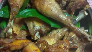 Su caboniscu arrubiau, la deliziosa ricetta del galletto ruspante fritto