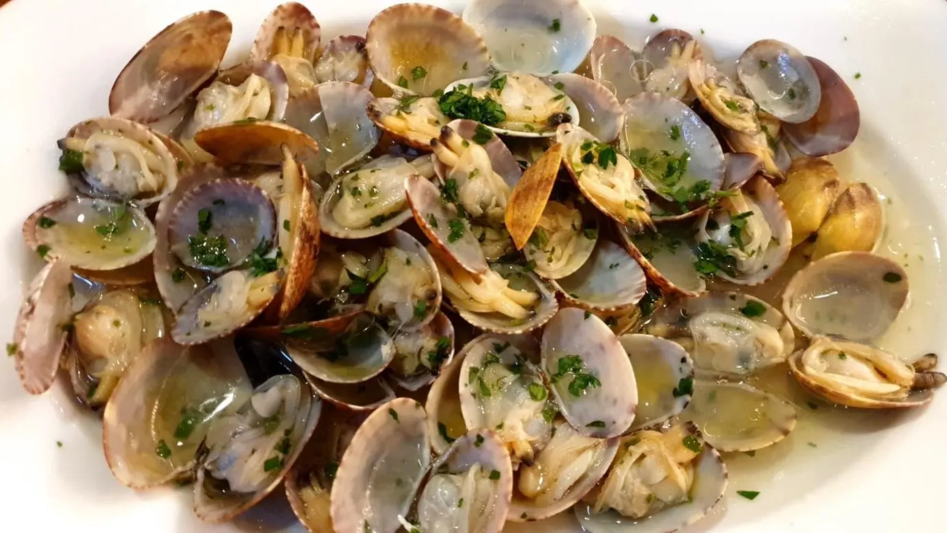 Le arselle a schiscionera, piatto di mare della tradizione