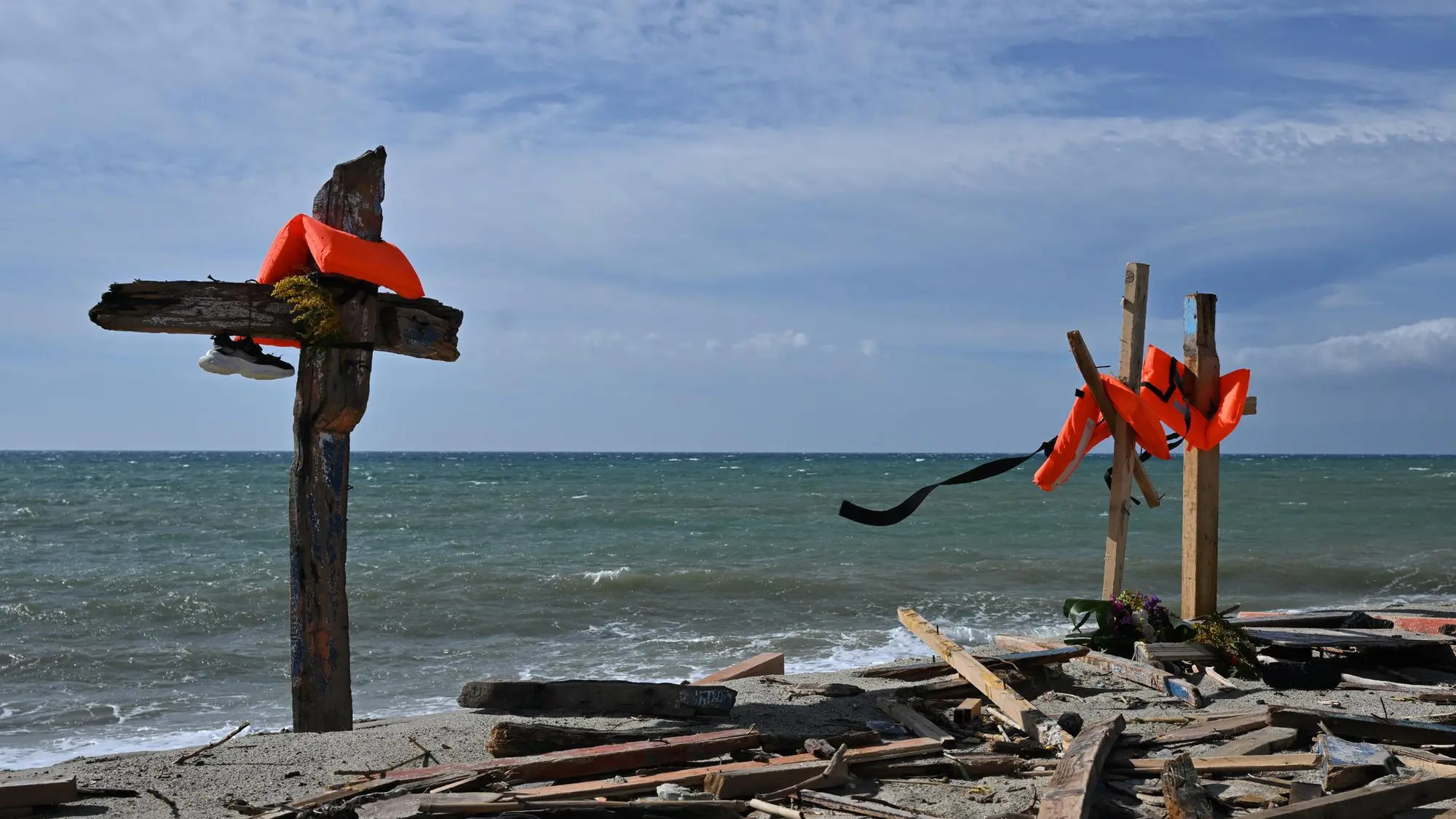 Cutro shipwreck, four financiers and two Coast Guard soldiers under ...