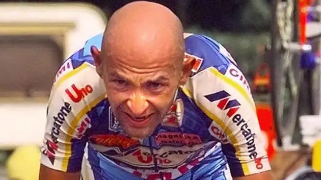 Pantani, si riapre il giallo sulla morte: "Non era solo, il cadavere fu ...