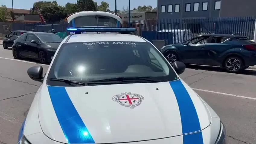 Cagliari, auto ribaltata in viale Elmas: un ferito, traffico nel caos
