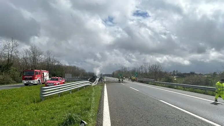 Ferrari crashes into the guardrail and catches fire: two dead - L ...