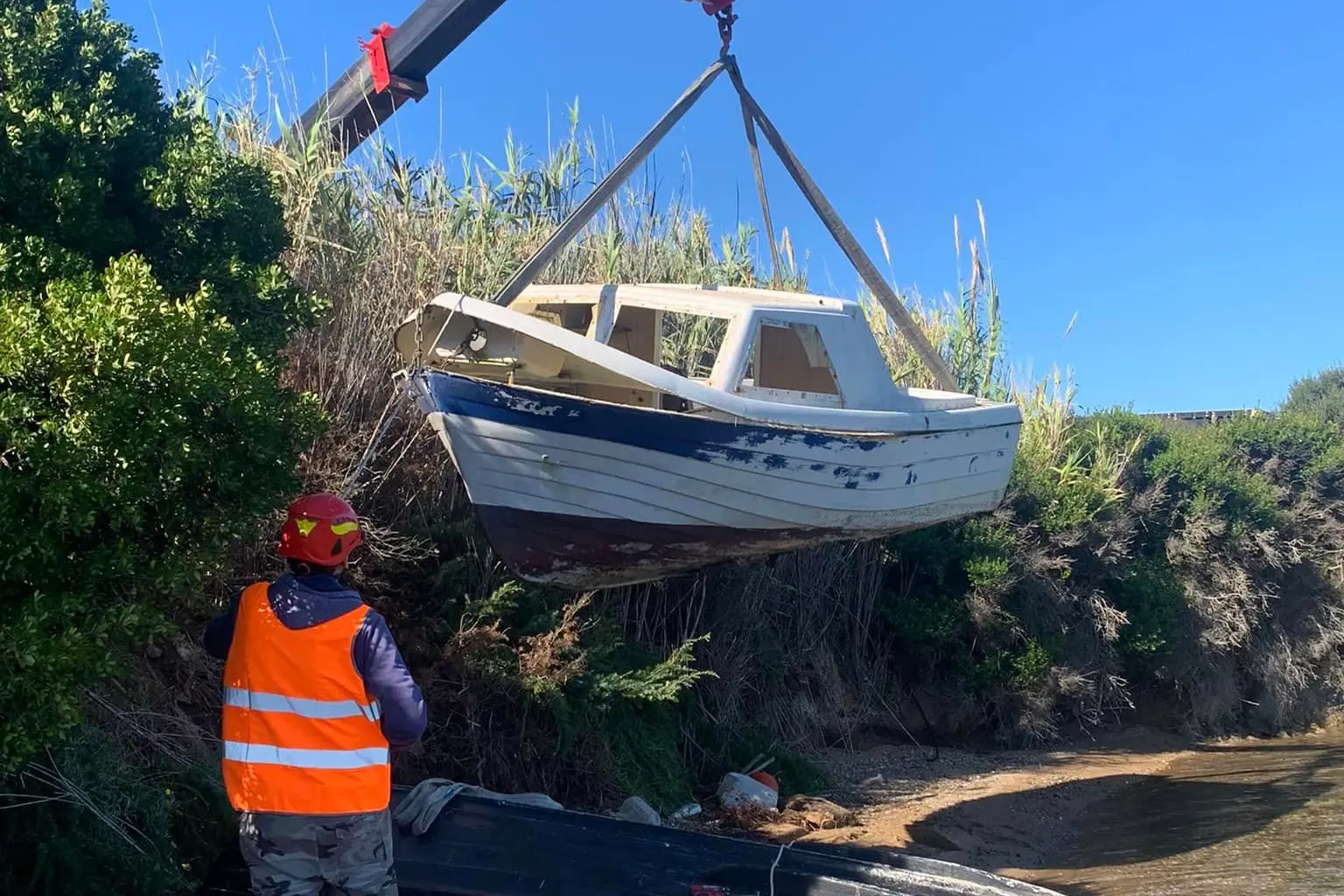 La Maddalena, 80 boats abandoned on the beach and on the coasts are ...