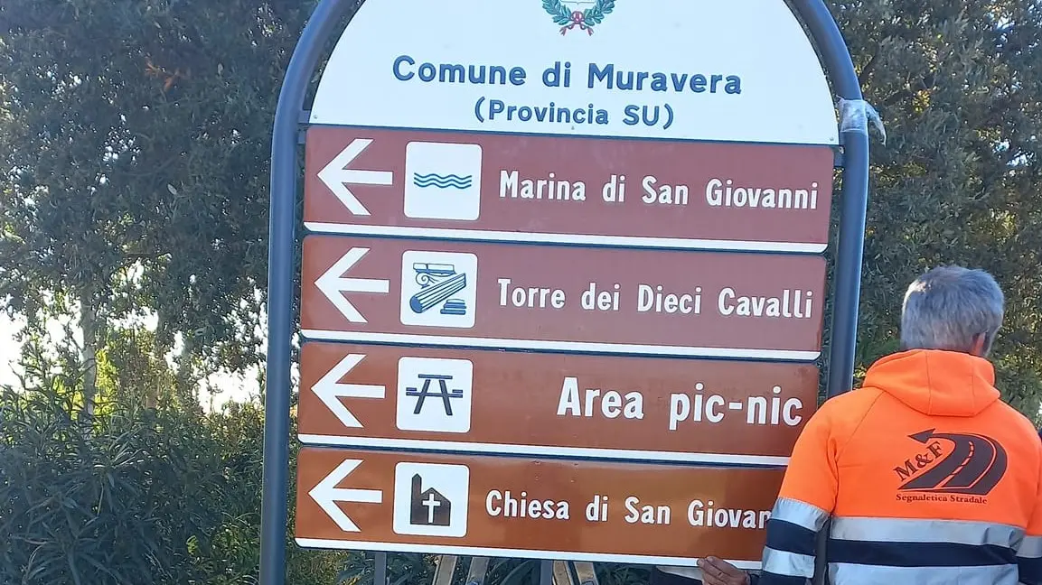 Muravera, hier sind die touristischen Totems im Zentrum und an den ...