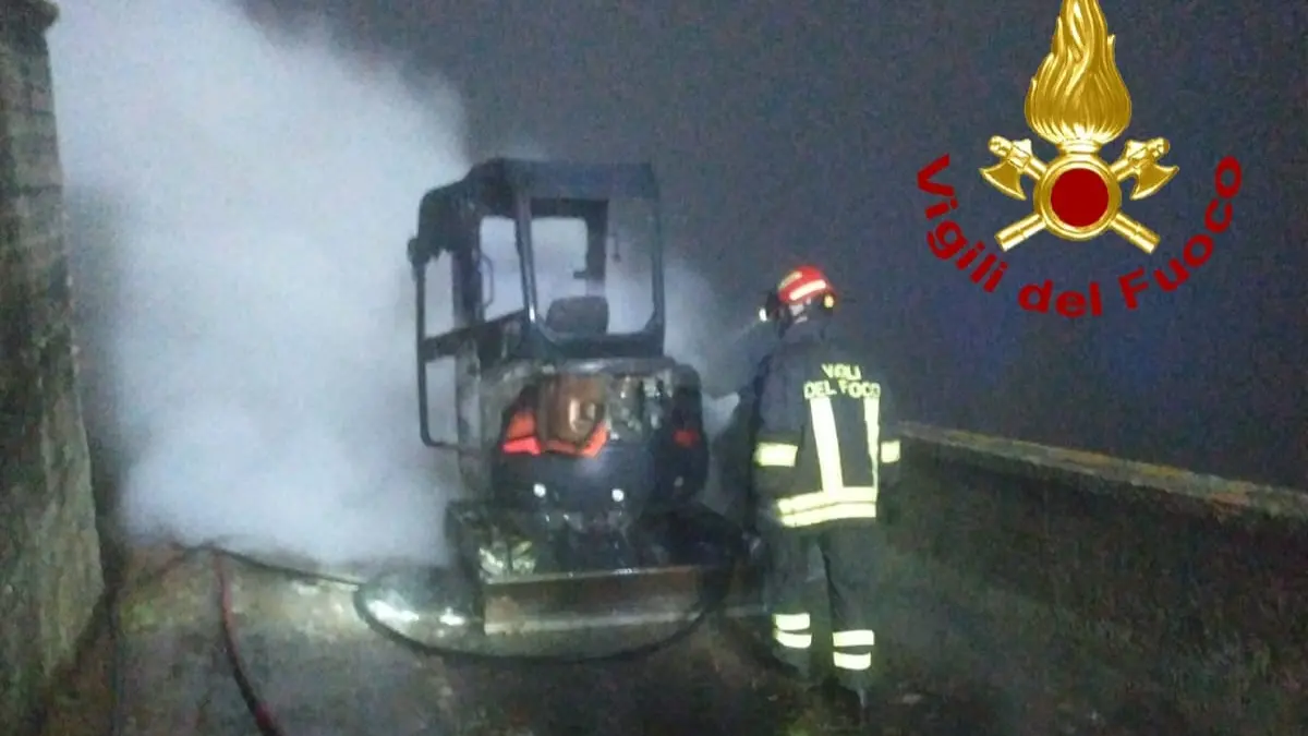 Pattada, a fire devours two mini excavators