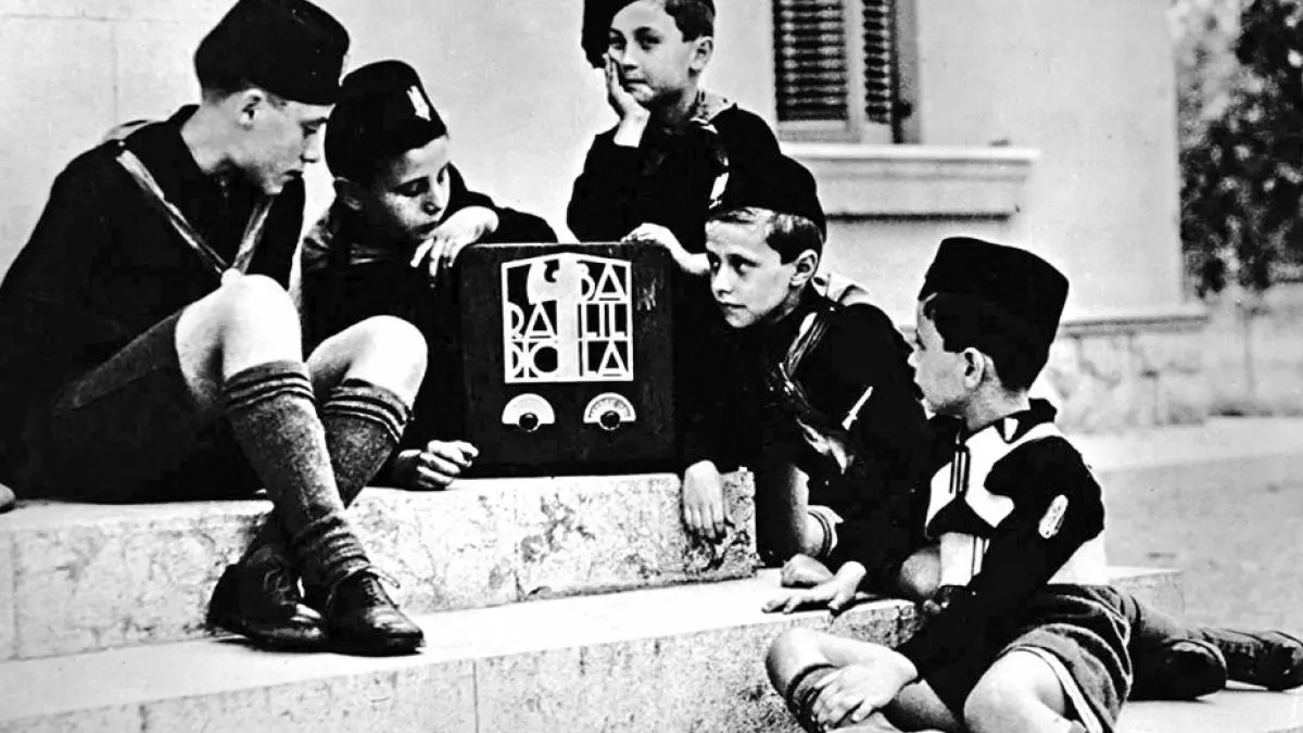 “Eiar Eiar Alalà”: canzoni alla radio nel Ventennio