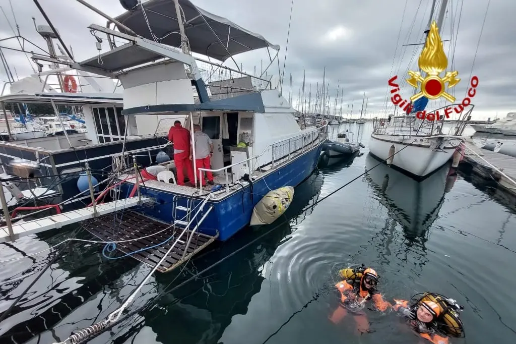 Cagliari, barca rischia di affondare: al porto arrivano i Vigili del fuoco Cagliari, barca rischia di affondare: al porto arrivano i Vigili del fuoco