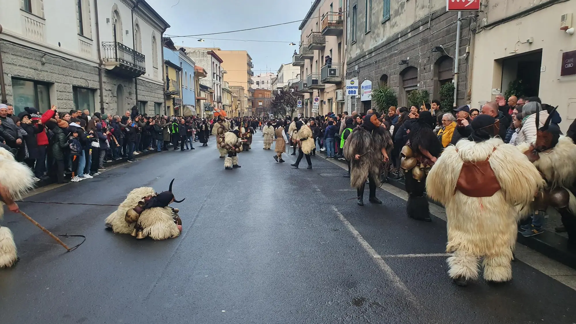 Macomer, thousands of people invaded the town to watch the traditional ...