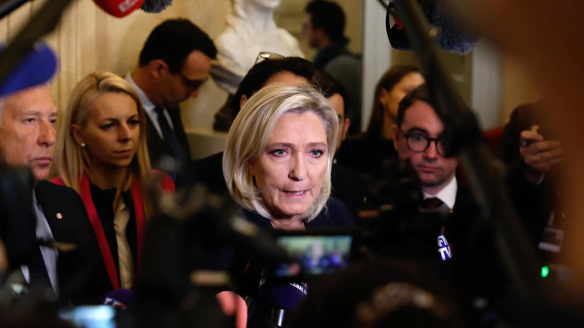 Crisis in France: Melenchon and Le Pen to vote no confidence in Barnier ...