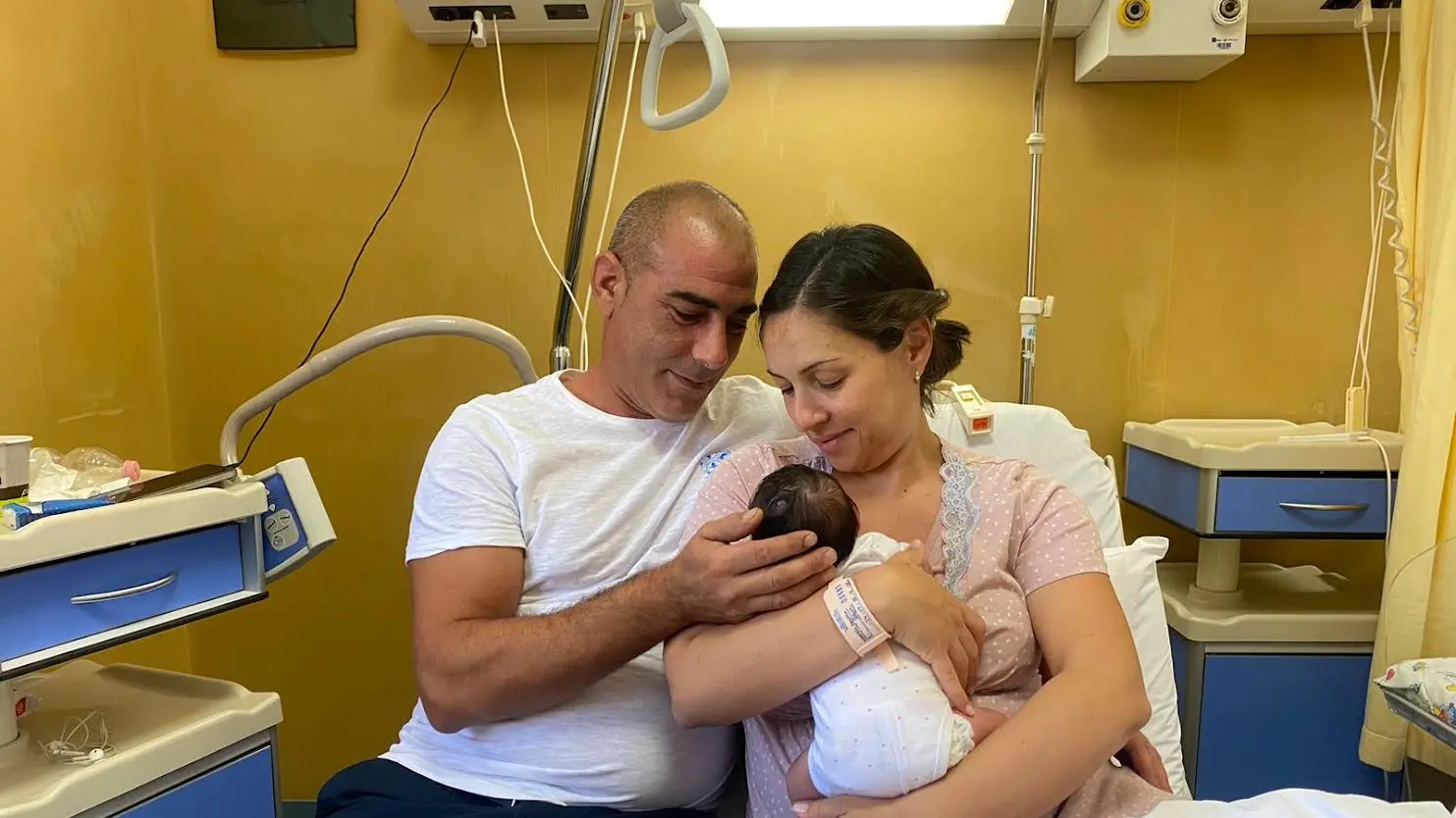 Fiocco rosa sulla 125, mamma Daniela partorisce in macchina: «In viaggio da Tertenia a Cagliari ...